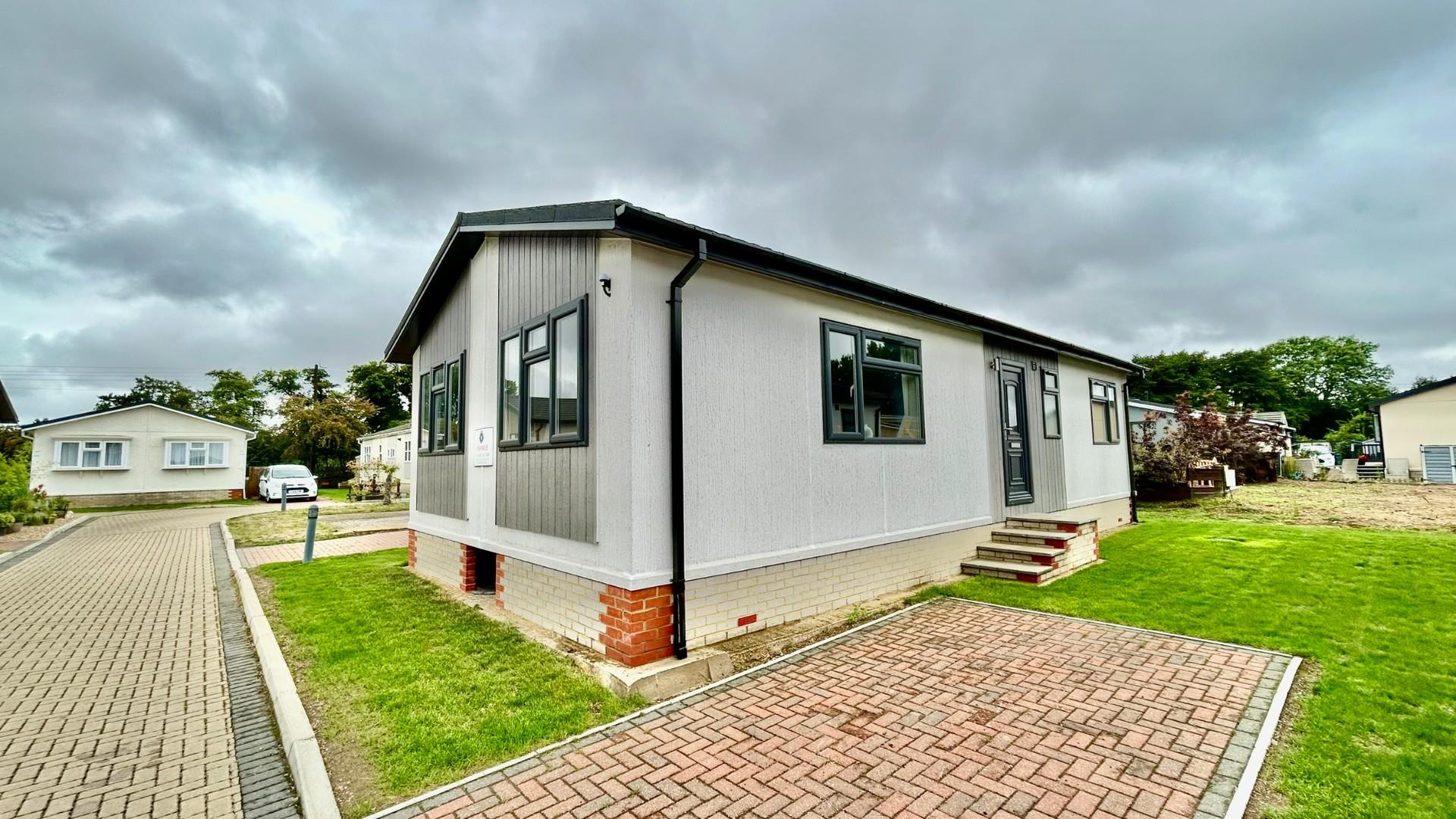 2 Bed, 2 Bath Property For Sale in Rookery Drove, Beck Row, IP28 8GG